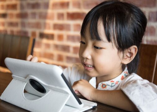 Here s Why You Shouldn t Use Mobile Devices To Calm An Upset Child Health Enews